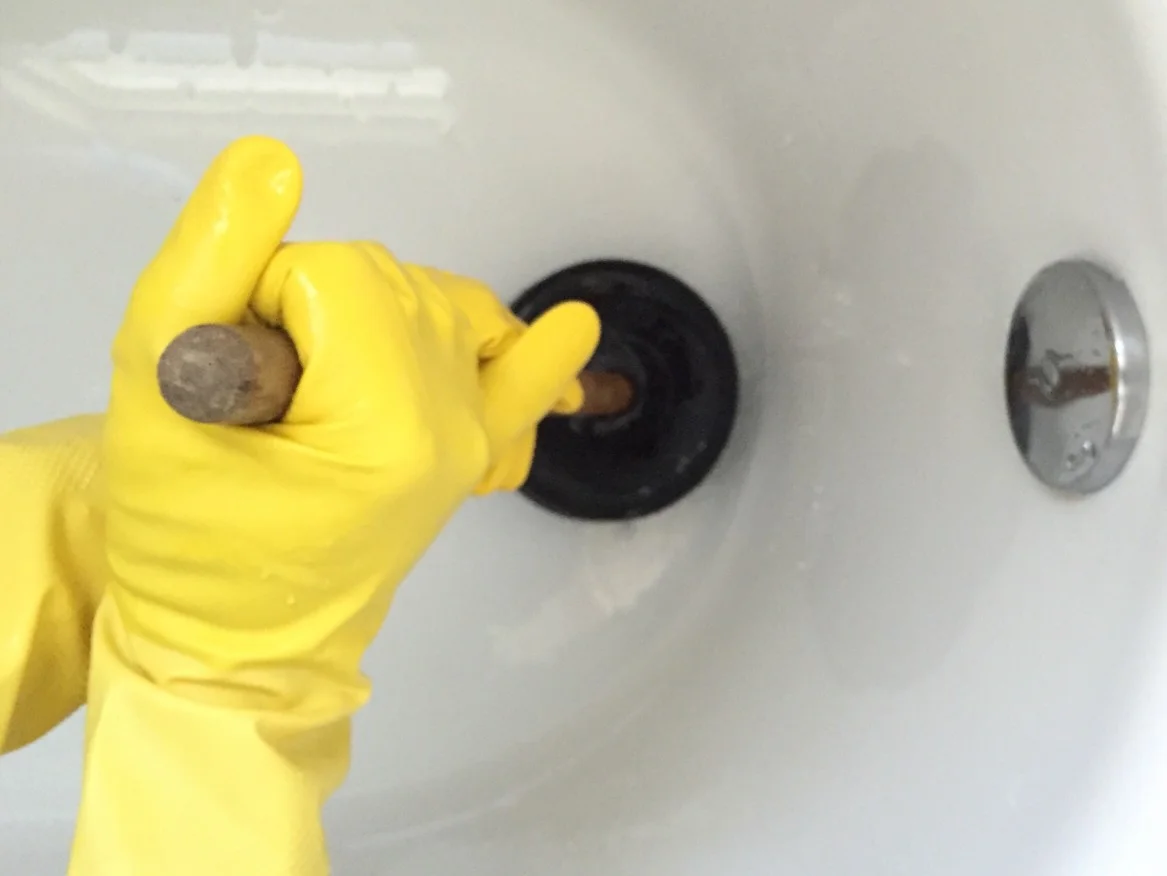 Vasca da bagno: come sturare lo scarico con uno sturalavandini Vasca da bagno: come sturare lo scarico con uno sturalavandini
